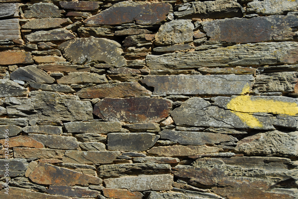 Gelber Pfeil auf Steinmauer am Jakobsweg in Spanien Stock-Foto | Adobe ...