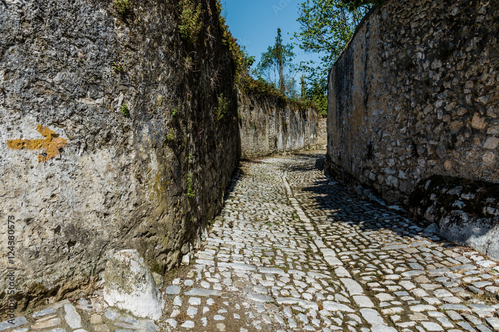 Gelber Pfeil auf Mauer am Jakobsweg in Spanien Stock Photo | Adobe Stock