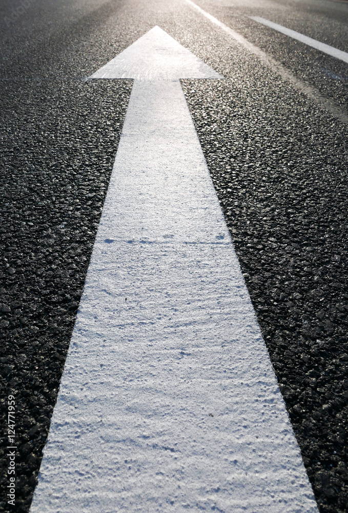 Weißer Pfeil auf der Straße - Symbol Stock Photo | Adobe Stock