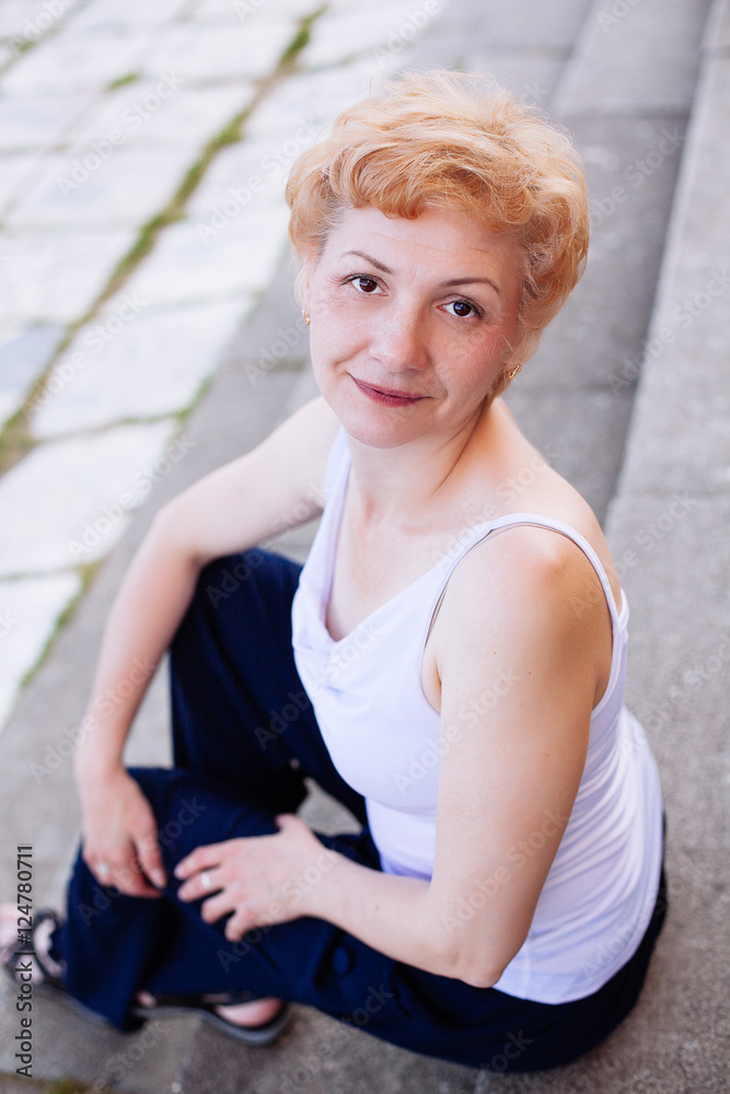 Portrait confident attractive middle aged woman foto de Stock | Adobe Stock