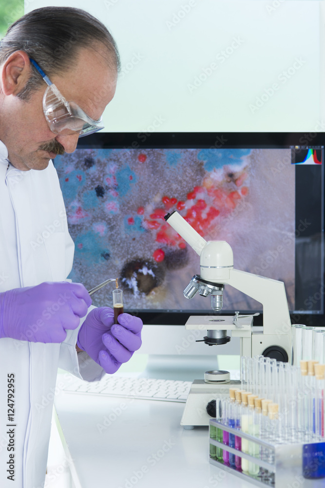 Laborant im Labor macht Untersuchungen Stock-Foto | Adobe Stock