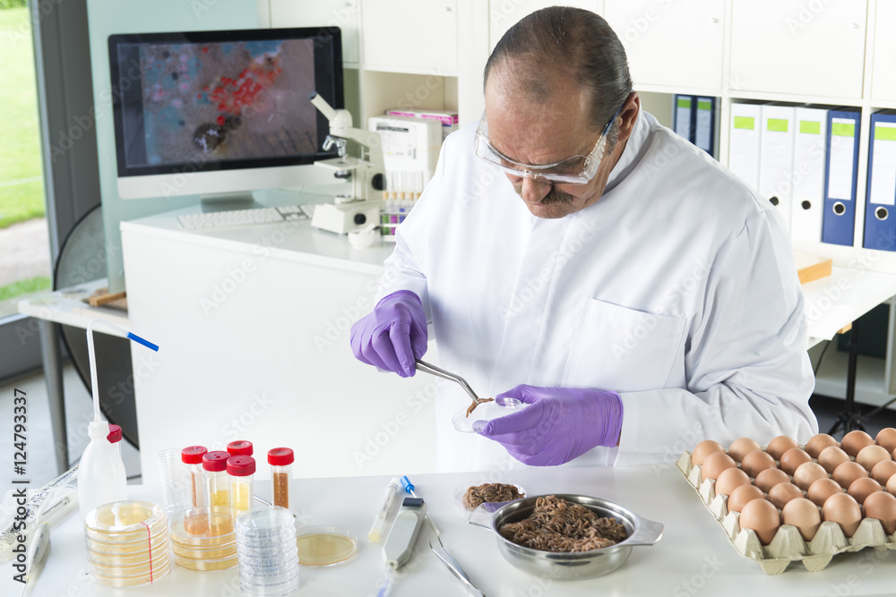 Laborant im Labor macht Untersuchungen Stock-Foto | Adobe Stock