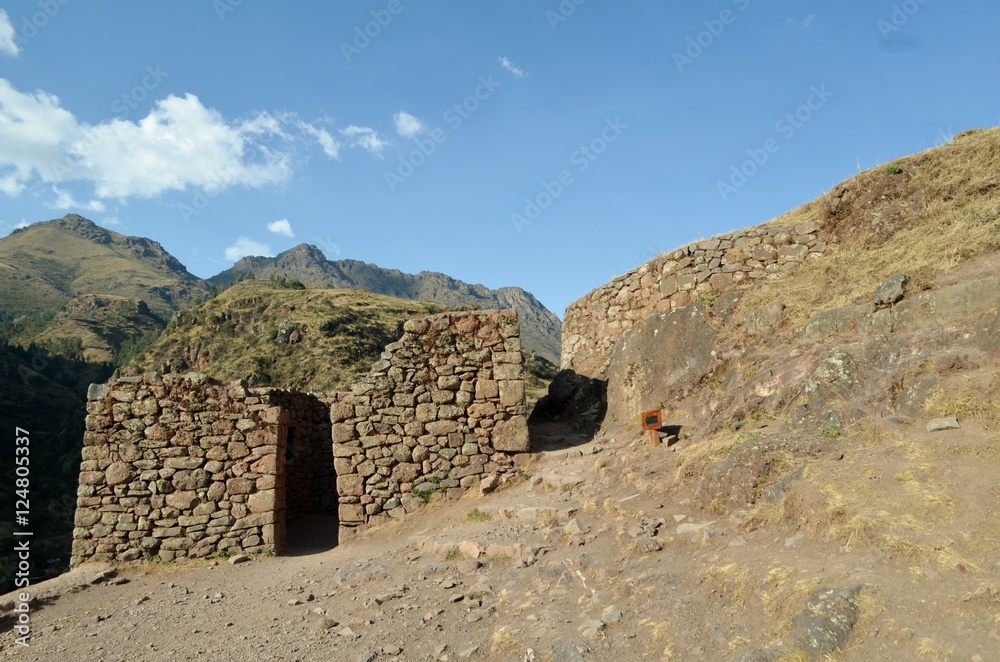 Foto de Peru,Cusco,Ollantaytambo. Beautiful stone structure of the ...