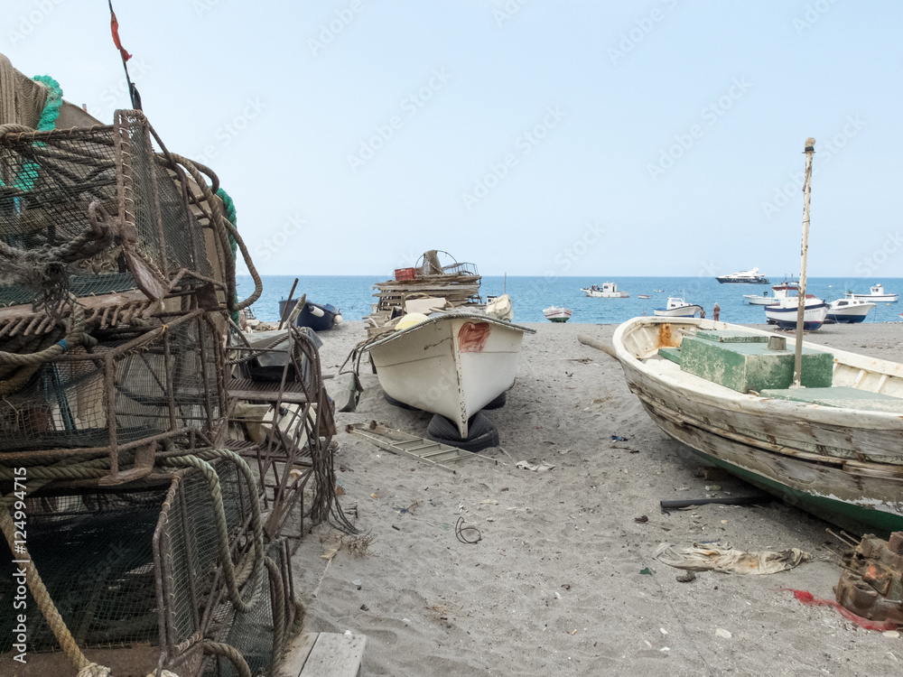 Barcos pesqueros en orilla de playa Stock Photo | Adobe Stock