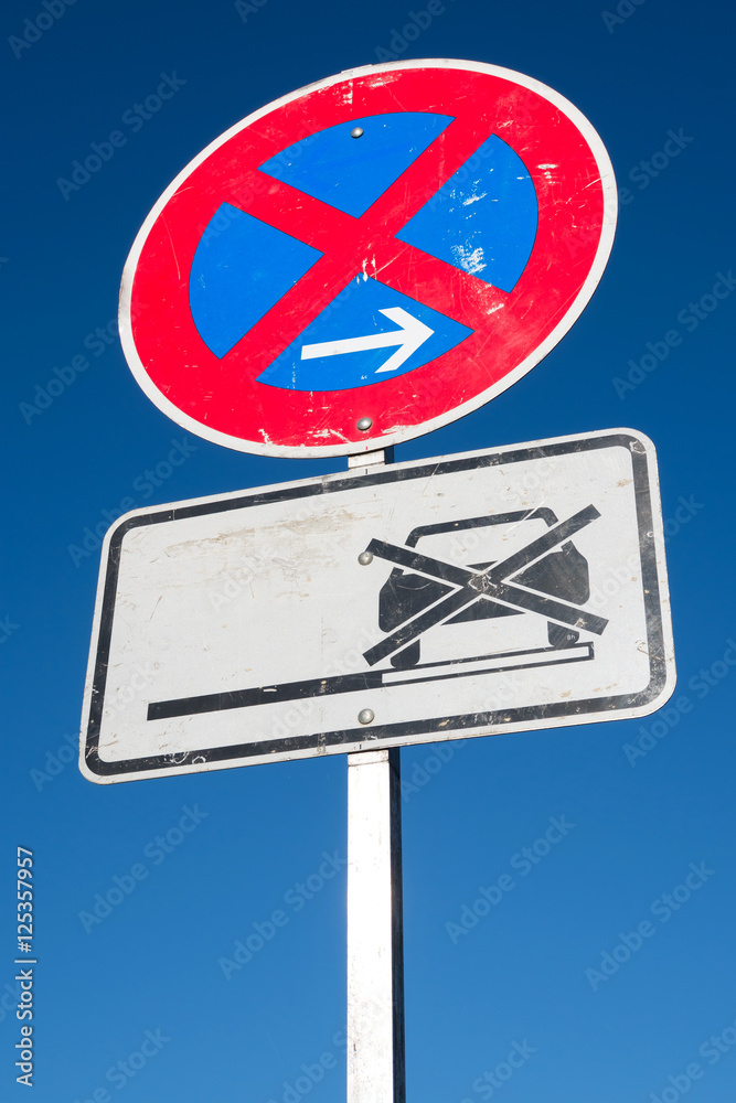 Foto Stock Deutsches Verkehrszeichen: absloutes Haltverbot (auch auf ... Foto Stock Deutsches Verkehrszeichen: absloutes Haltverbot (auch auf ...