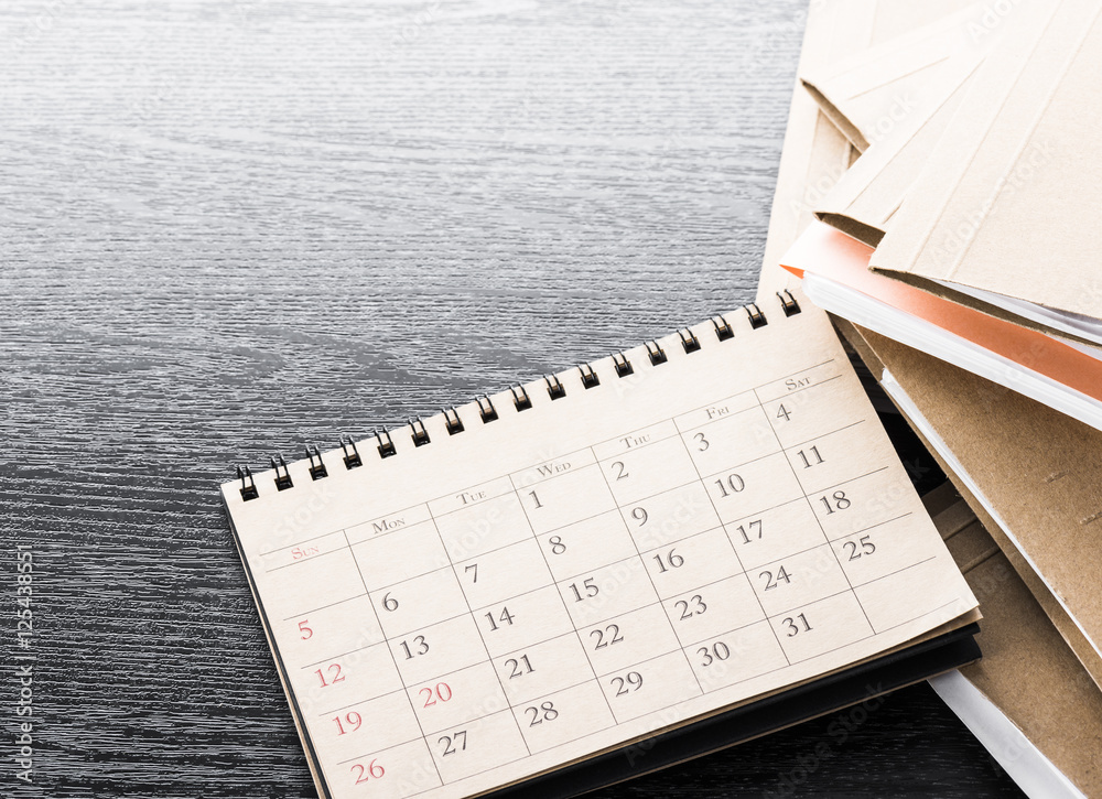 Calendar. With Stack of papers paperwork. 스톡 사진 | Adobe Stock