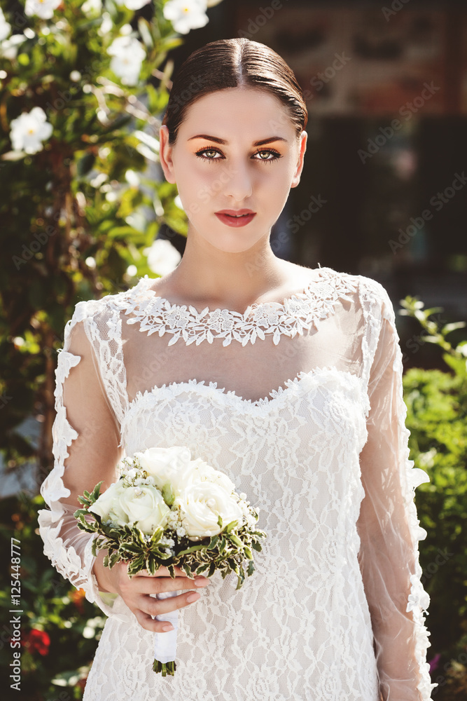 Ein 3/4-Porträt von eine glückliche neue Braut, Sie hält ihren ...