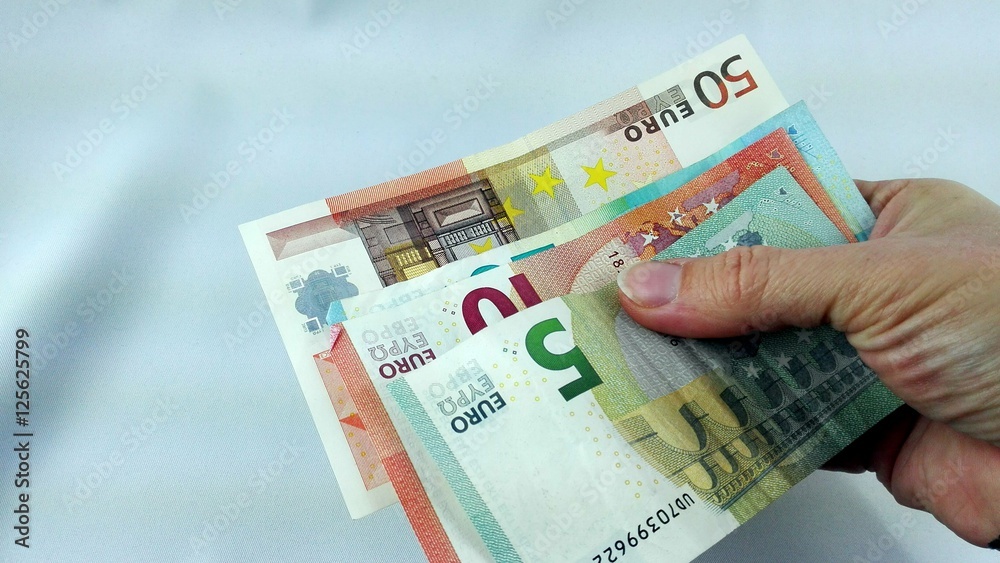 mit Geldscheinen bezahlen Stock Photo | Adobe Stock