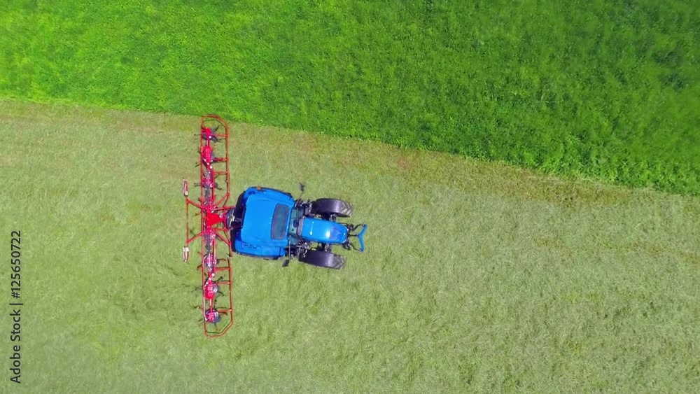 Vidéo Stock A blue tractor is coming to an end of one lane when turning ...