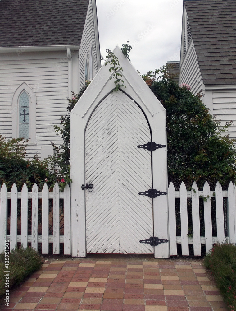 Gate/White gate with small white picket fence Stock Photo | Adobe Stock
