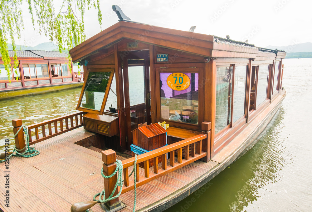 Traditional Chinese boat at the West Lake (Xi hu) in Hangzhou Stock ...