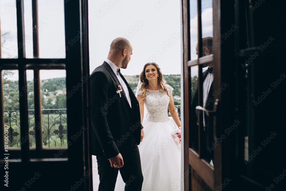 Foto Stock Stylish bride and bearded muscular groom posing on the ...