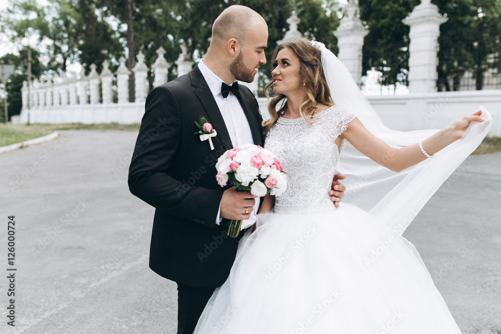 Foto Stock Stylish bride and bearded muscular groom posing on the ...