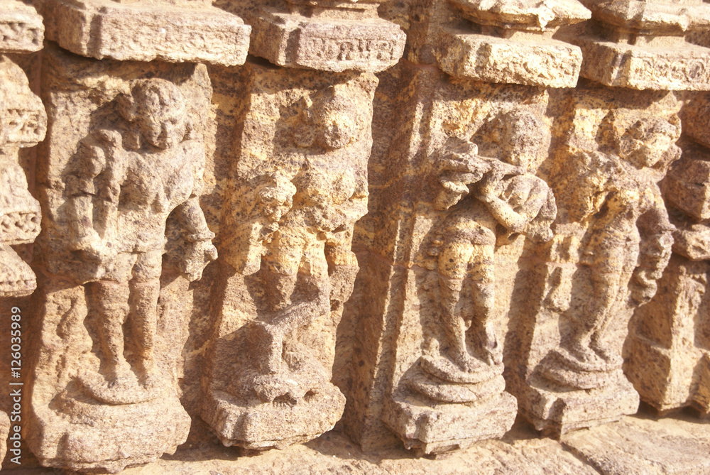 Fotka „Devadasis, temple dancers, carvings on weathered red sandstone ...
