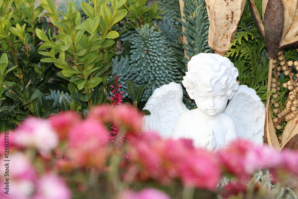 Angel, Engel in herbstlicher Grabgestaltung Stock-Foto | Adobe Stock