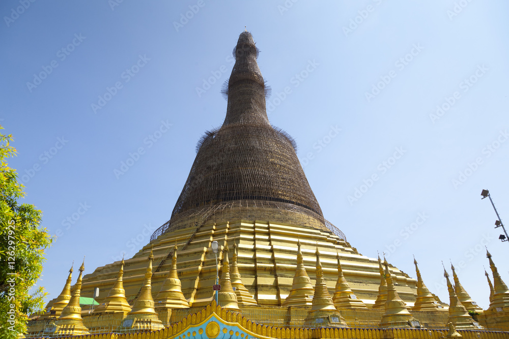 Foto de Shwemawdaw pagoda, the tallest pagoda and beautiful in Bago, Myanmar do Stock | Adobe Stock