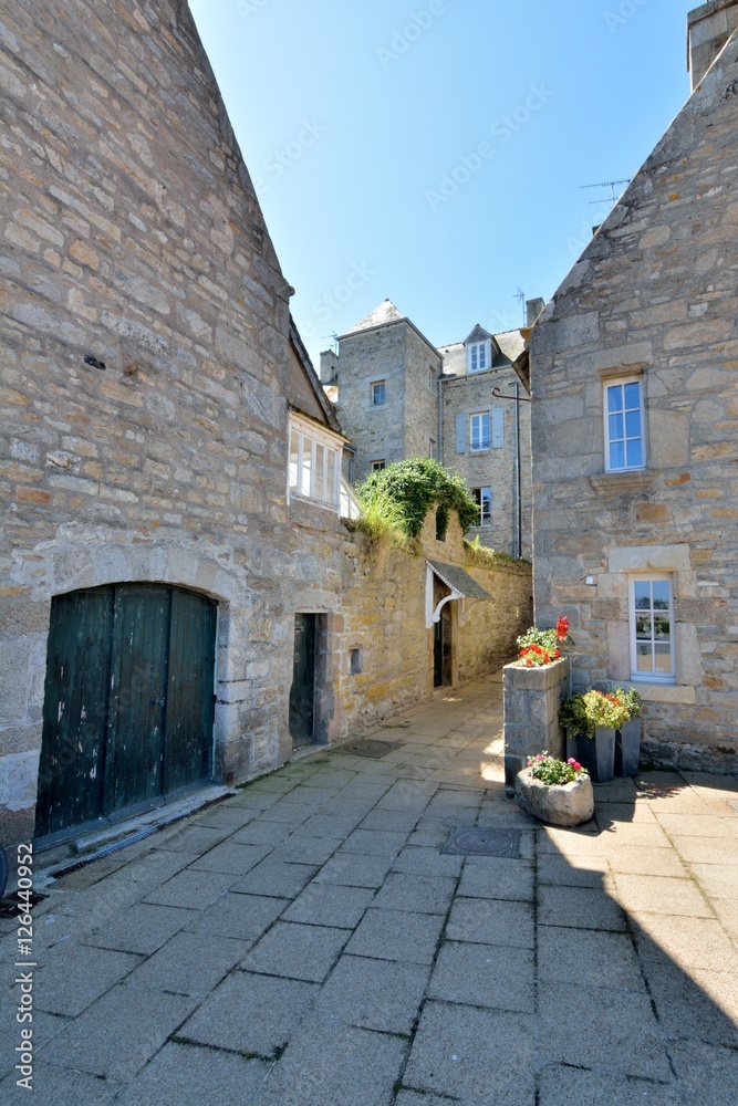 Jolie ruelle piétonne typique de Bretagne foto de Stock | Adobe Stock