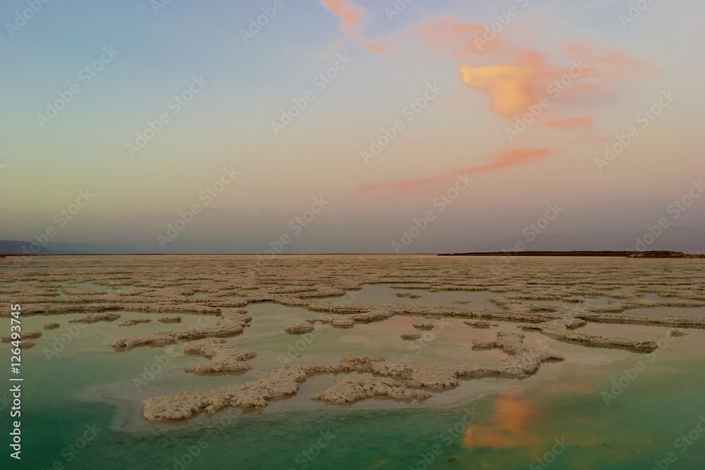 Dead sea salt pools sunset foto de Stock | Adobe Stock
