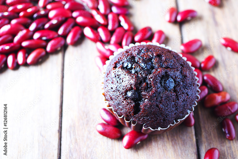Top view of red kidney beans chocolate cup cake on a wooden table ...