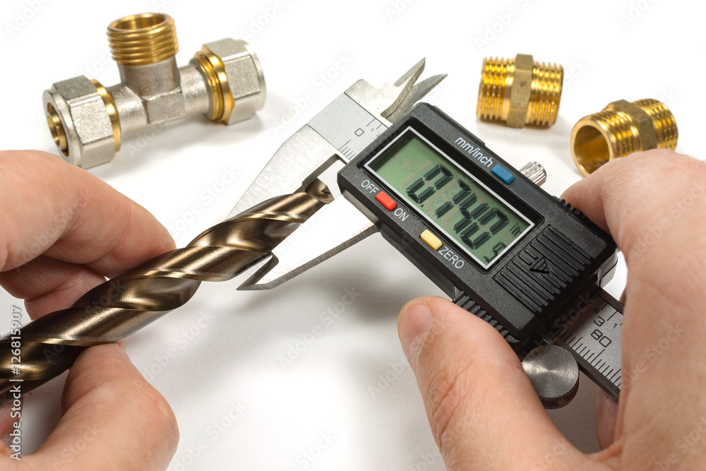 Measurement diameter of drill a digital caliper in the master's hands ...