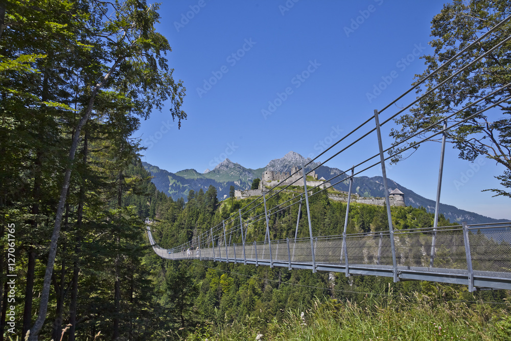 Hängebrücke mit Burgruine Ehrenberg bei Reutte, Österreich. Stock-Foto ... Hängebrücke mit Burgruine Ehrenberg bei Reutte, Österreich. Stock-Foto ...