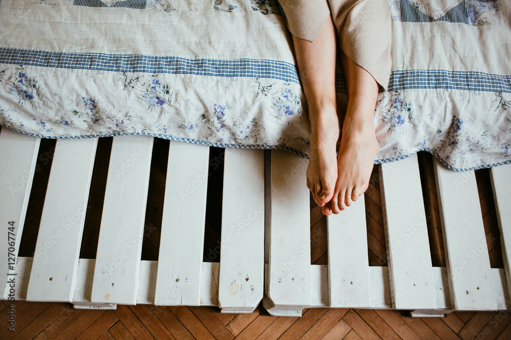 woman legs out from under the blanket 스톡 사진 | Adobe Stock