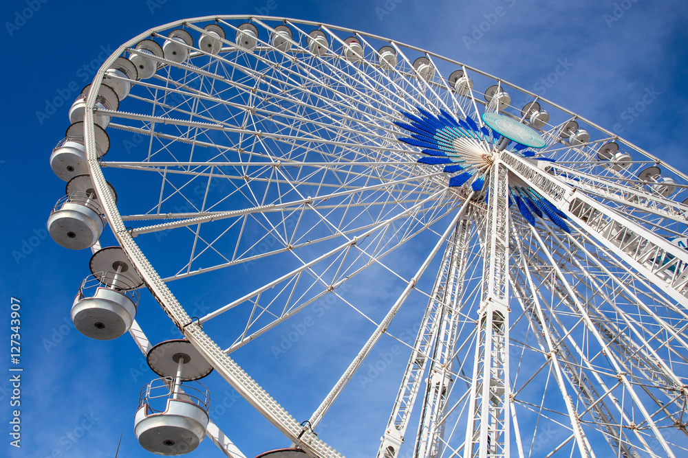les structures métalliques et blanches d'une grande roue de fête ...
