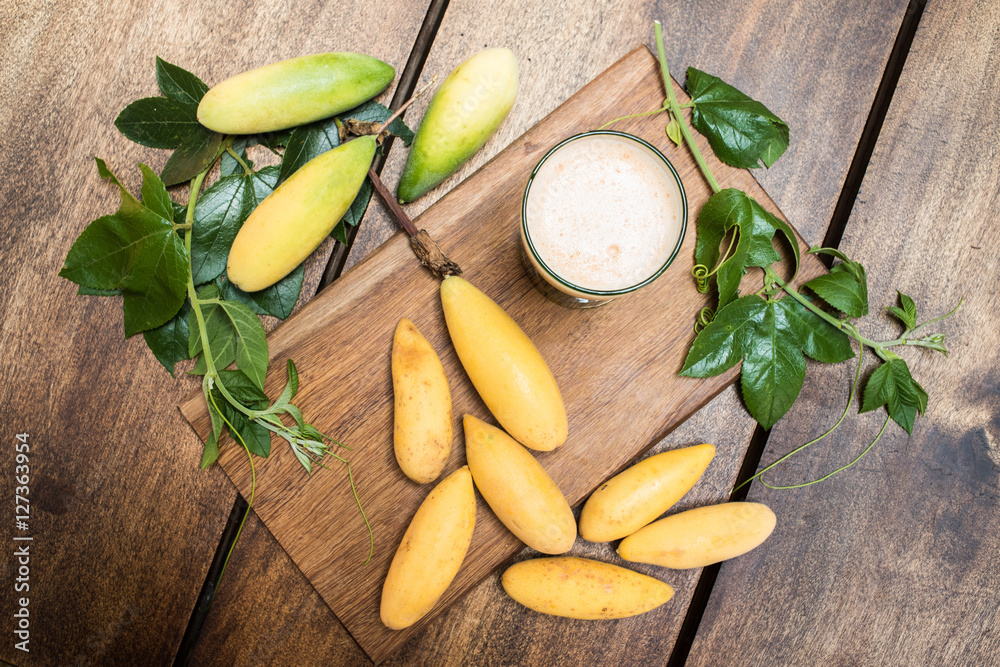 Vaso de Jugo y Curubas - Frutas exóticas del trópico sobre fondo de ...