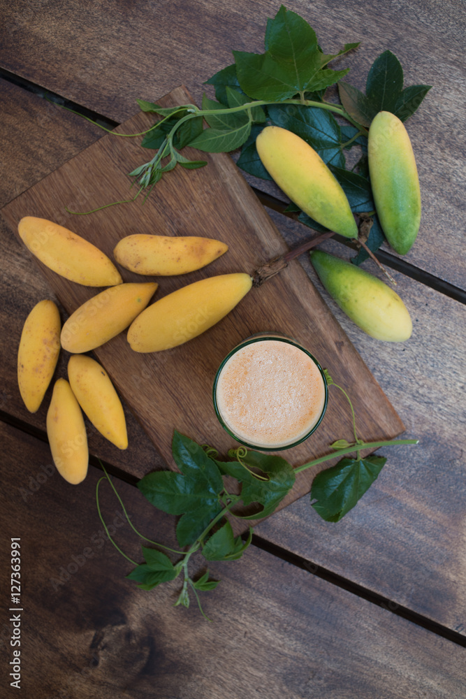 Vaso de Jugo y Curubas - Frutas exóticas del trópico sobre fondo de ...