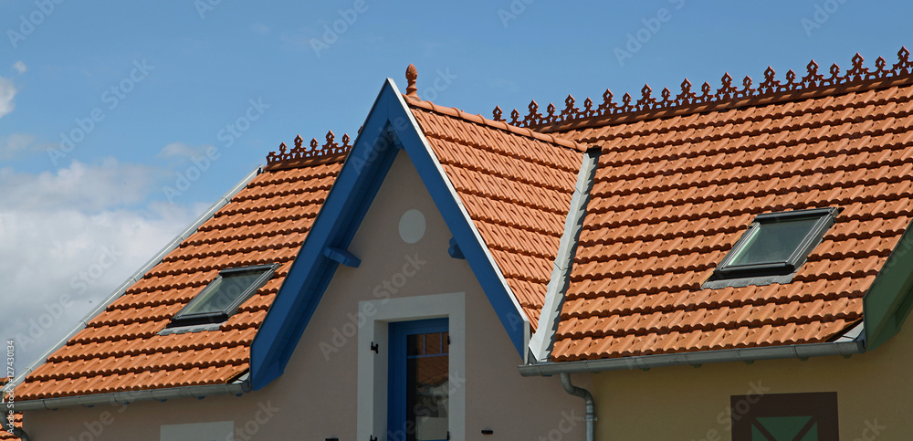 Toiture en tuile avec faitage décoratif Stock Photo | Adobe Stock