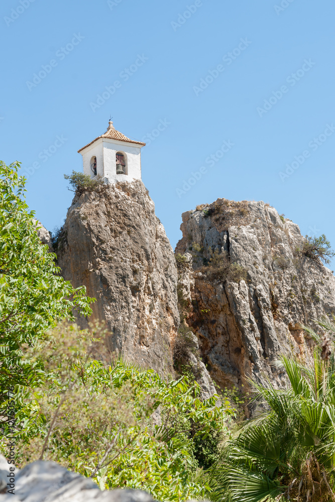 Foto de Bell tower cunstructed andperched atop rock pinacle Guardalest ...