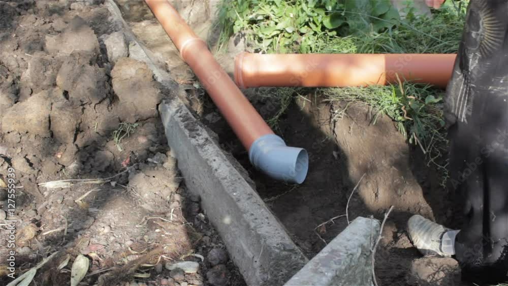 drain pipes/installation of sewer pipes in a hole vídeo do Stock ...
