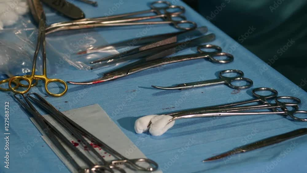 Closeup of nurse's hand giving surgical tools to a surgeon Stock ビデオ ...
