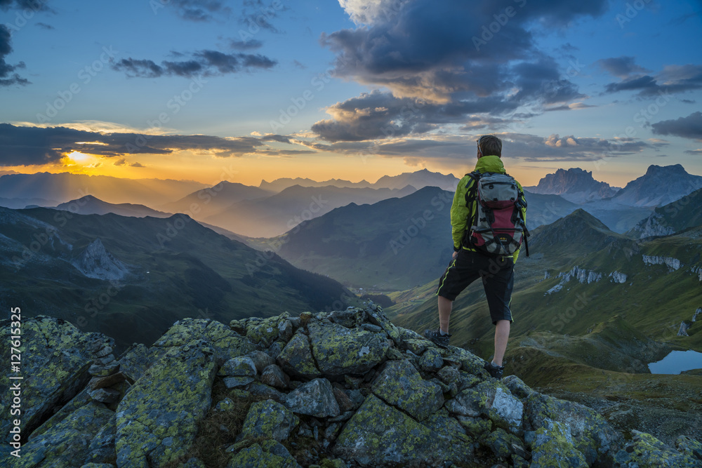 Wandern in den Alpen Stock-Foto | Adobe Stock