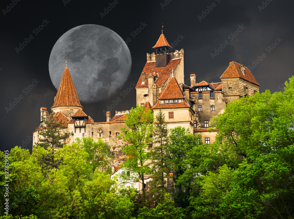 Foto de Beautiful and old architecture of the famous Dracula castle in ...