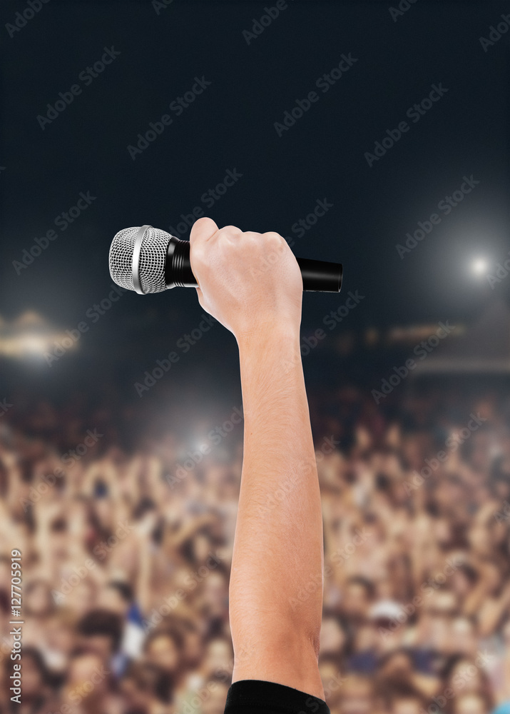 Microfono in mano a cantante sul palco coi fan Stock Photo | Adobe Stock