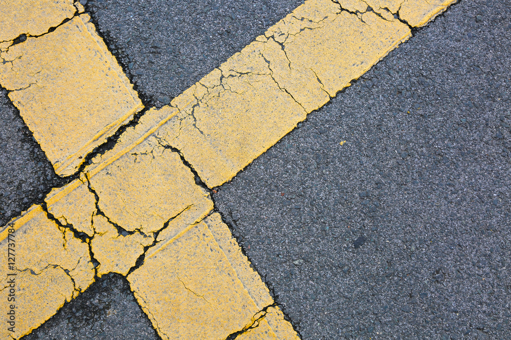 cruz equis aspa amarilla pintada sobre la carretera U84A9205-f16 Photos ...