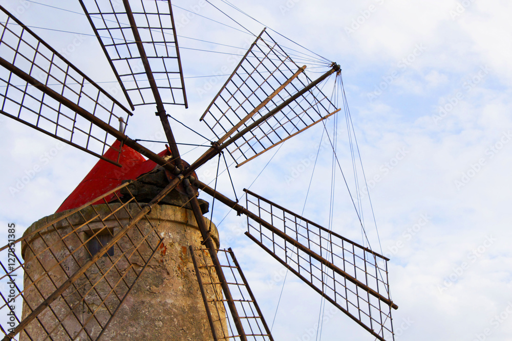 Dettaglio di mulino a vento con tetto rosso e le sue grandi pale ferme ...