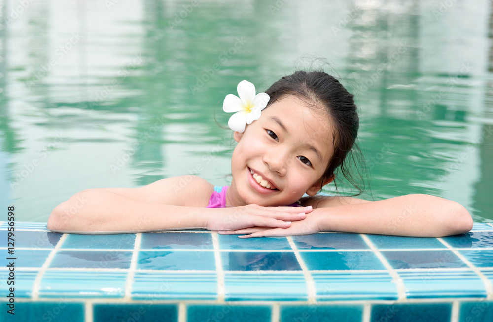 Foto de Pretty little Asian girl with perfect skin and white teeth in ...