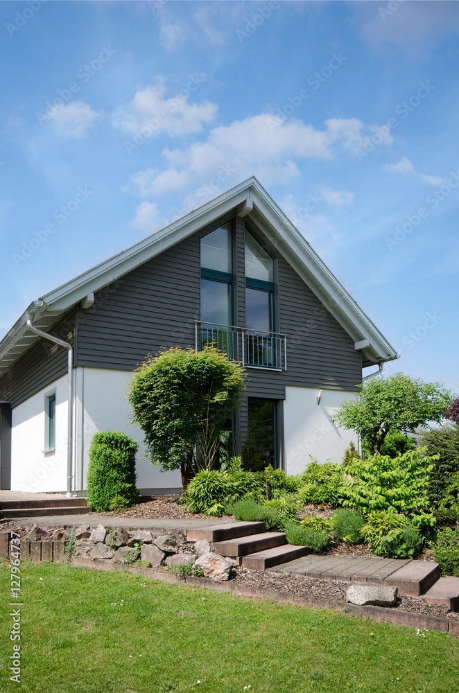 Einfamilienhaus, Eigenheim mit Garten Stock Photo | Adobe Stock