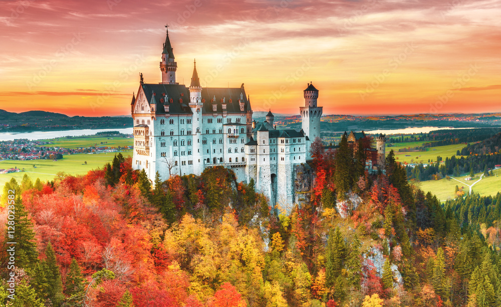 Beautiful view of the Neuschwanstein castle in autumn Neuschwanstein is ...