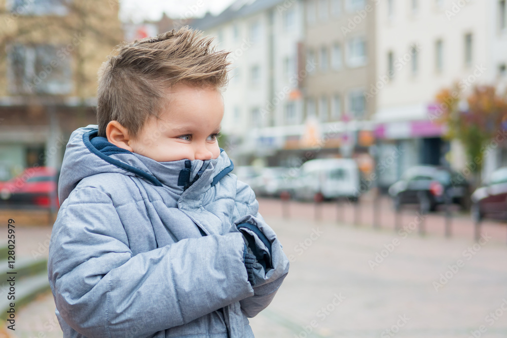 kind friert draußen Stock-Foto | Adobe Stock
