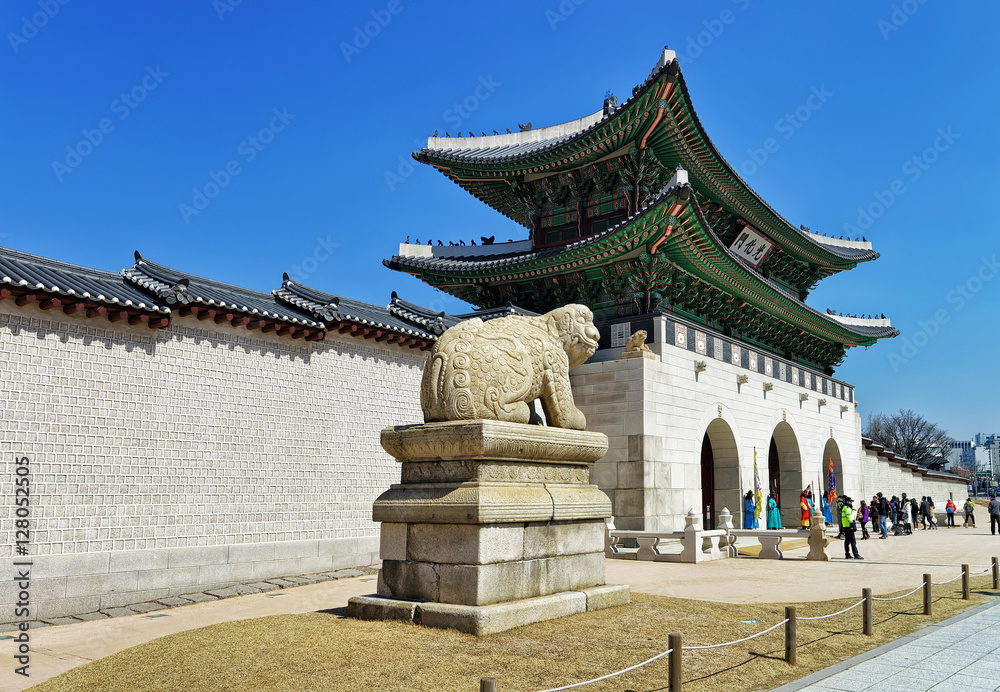 Mythological lion Haechi statue at Gyeongbokgung Palace in Seoul Stock ...