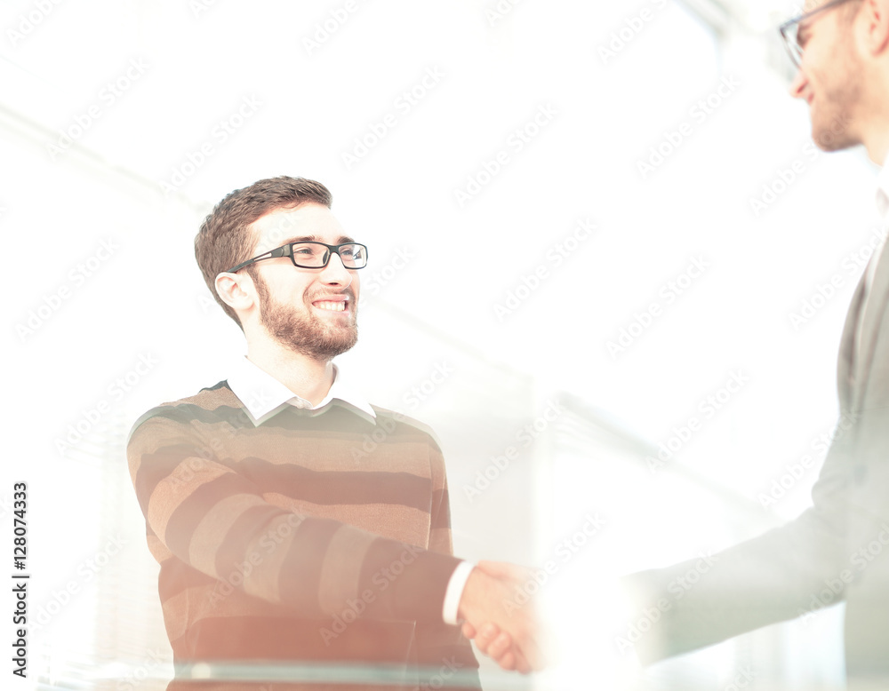 Foto Stock Business man giving a handshake and smiling | Adobe Stock