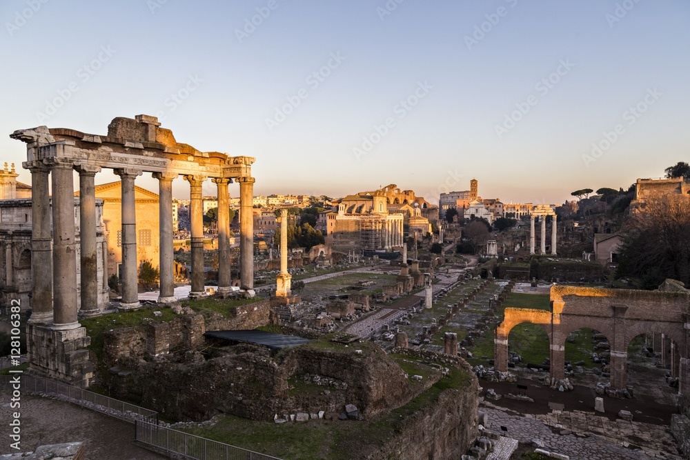 Sunset light on the Roman Forum, the Colosseum in the background, Rome ...