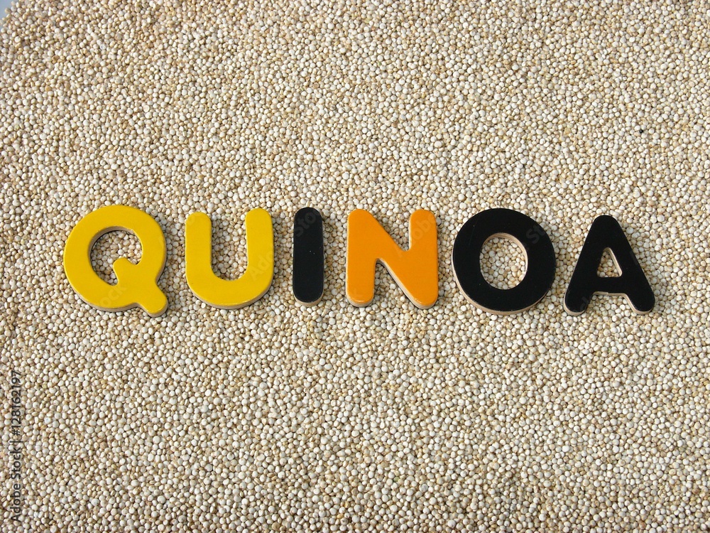 QUINOA Schriftzug aus bunten Buchstaben für Kinder auf Körnern der ...