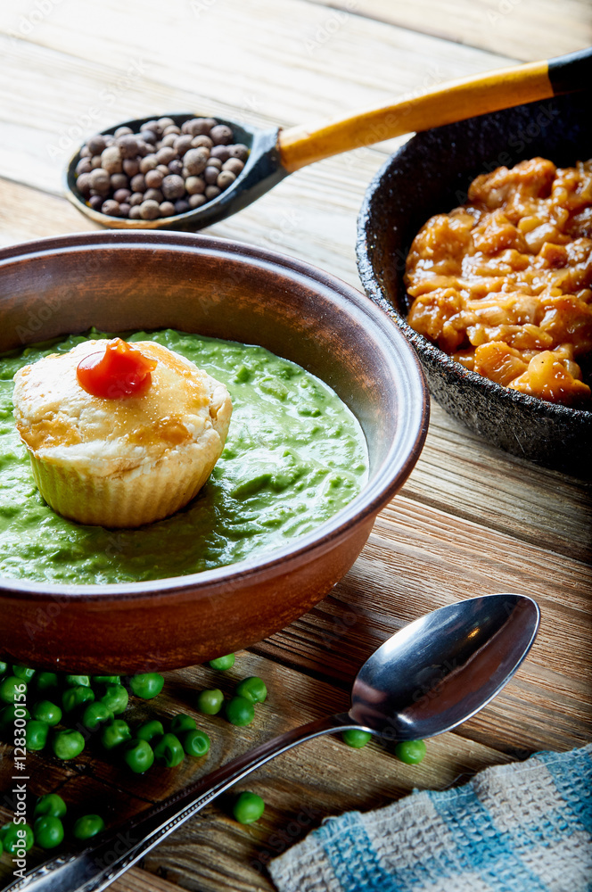 Australian national dish "Floating Island". Meat pies and pea cream ...