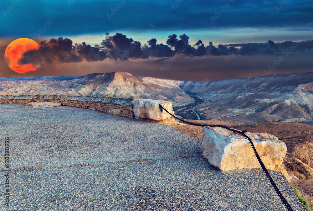 Póster Super-moon above mountains in desert of the Negev, Israel ...