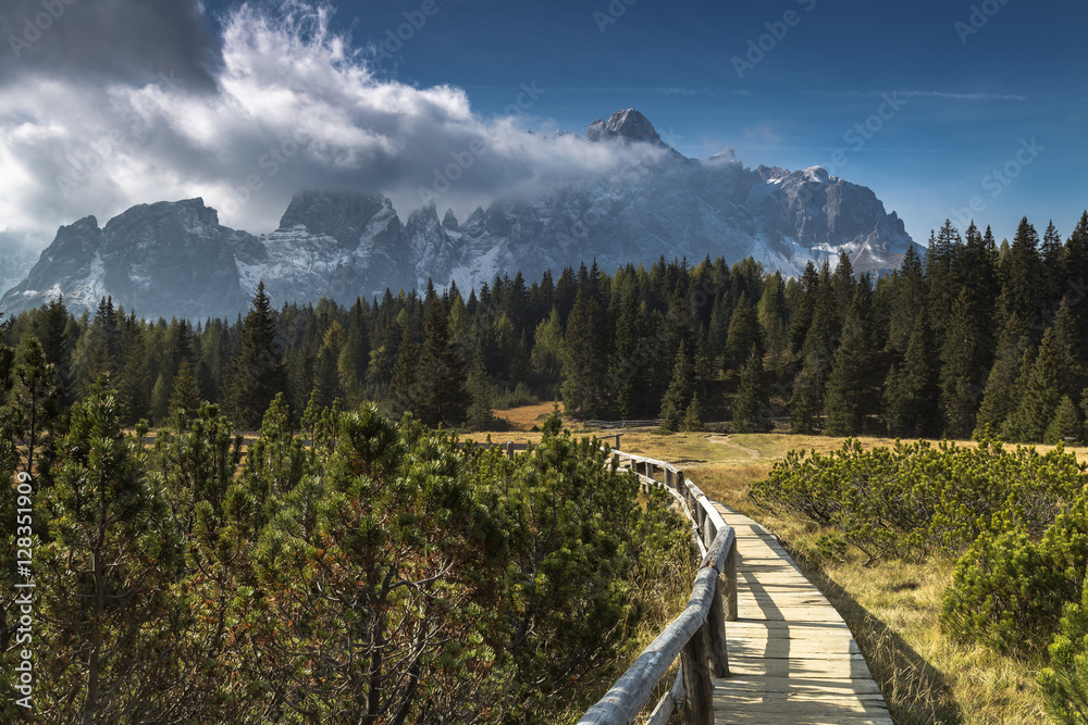 Wandern in Südtirol zwischen Kreuzbergpass und Nemes Alm Stock-Foto ...