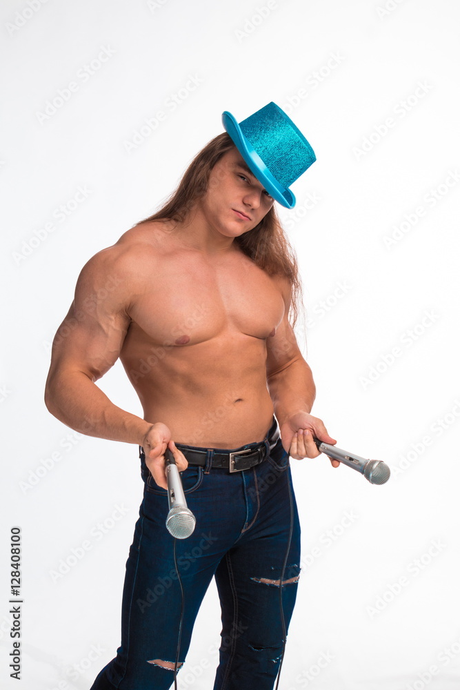 Foto de singer bodybuilder shirtless with long hair in a blue hat with ...